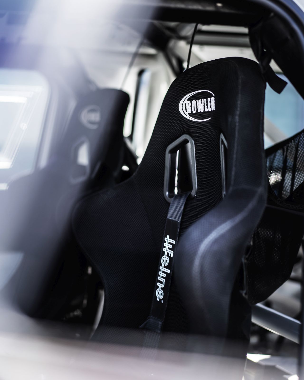 Defender u čast Jamesu Bondu - AMS